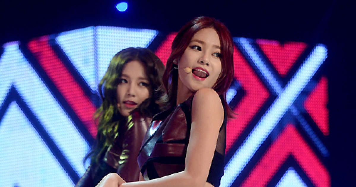 [포토엔]AOA 유나 '위아래 모두 초미니'