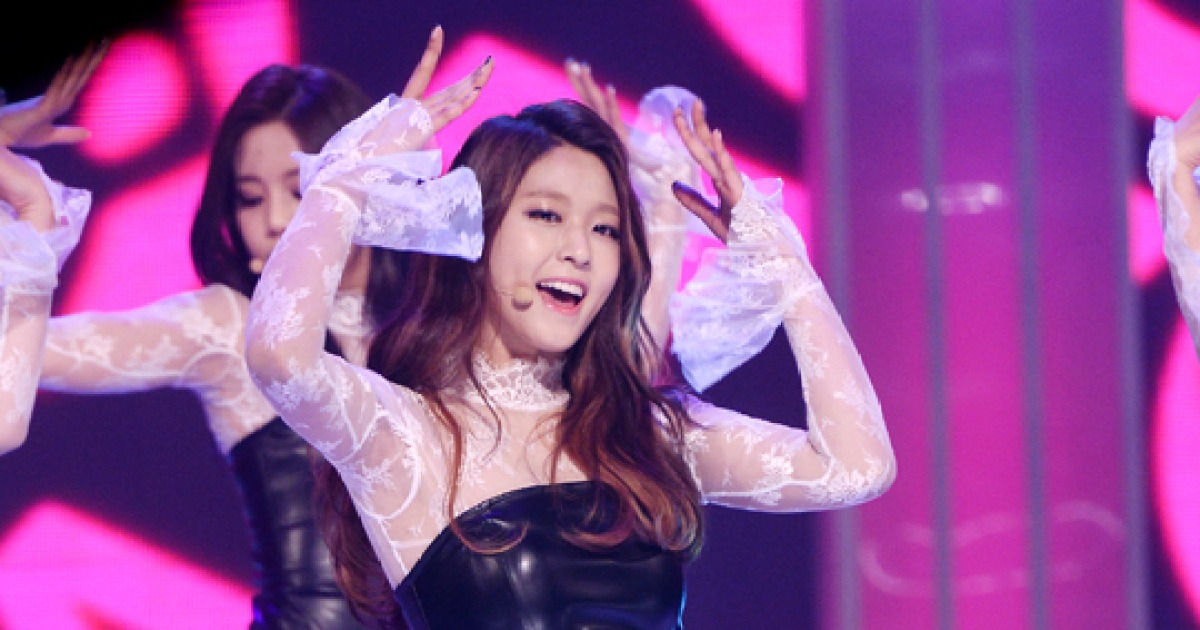 [TD포토] AOA 설현 '가릴곳만 가린 가죽 의상'