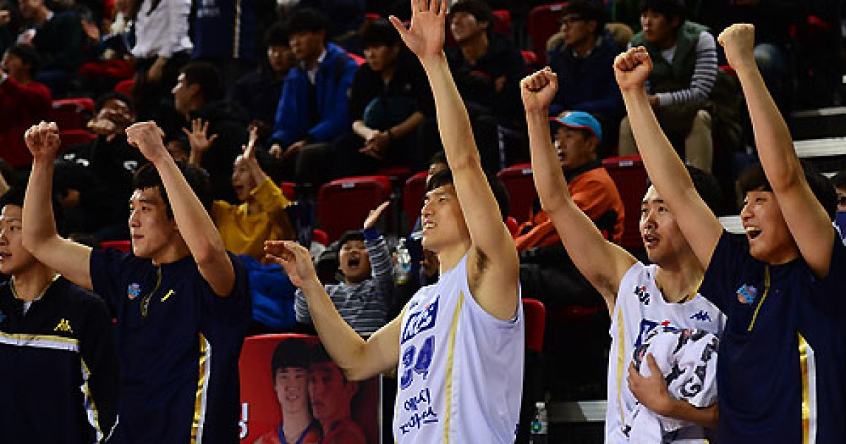 환호하는 KCC '9연패 탈출이 보인다' [MK포토]