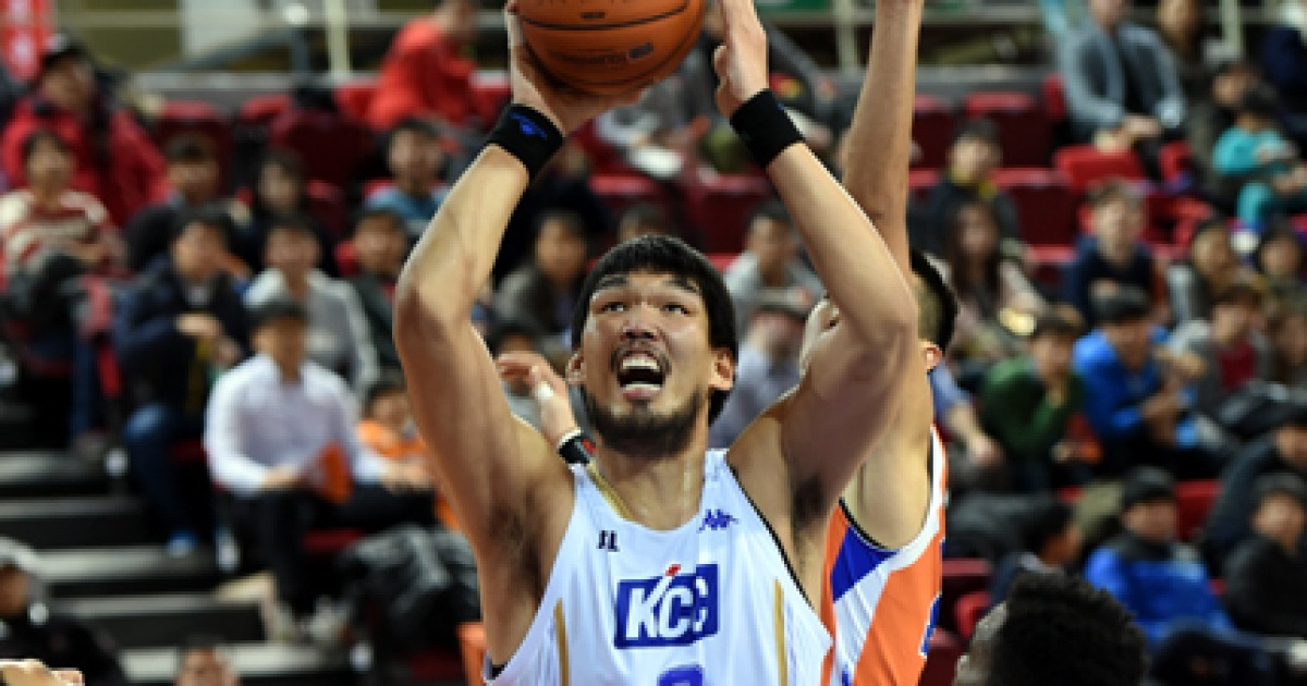 [MD포토] 강렬한 하승진 'KCC 10연패는 내가 막는다'