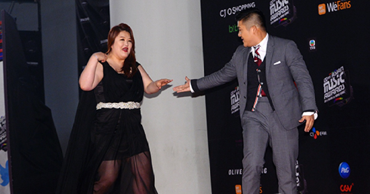 [TD포토] 이국주-조세호 '레이디 퍼스트' 국주를 위한 에스코트 (2014 MAMA)