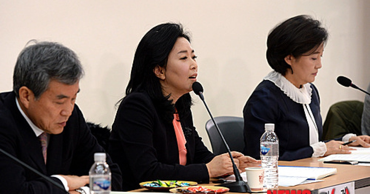발제하는 김민전 교수