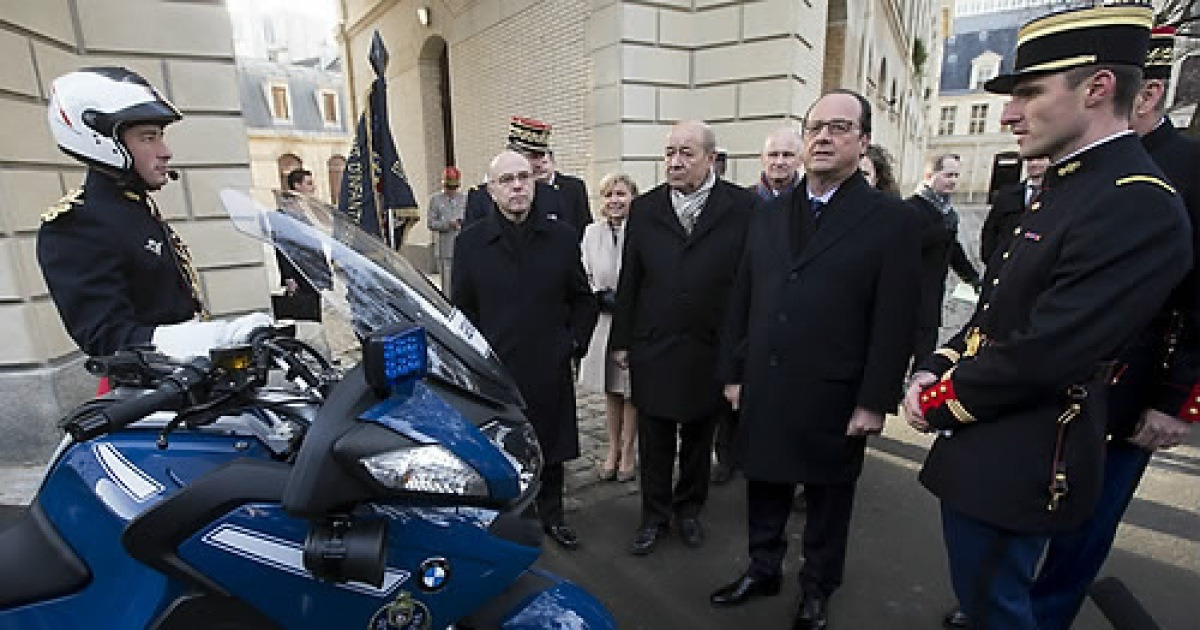 FRANCE HOLLANDE REPUBLICAN GUARD VISIT