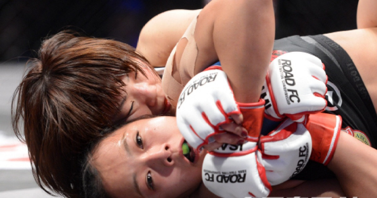 송가연, 사토미에게 1R TKO 패..그라운드 기술에 밀리며 완패