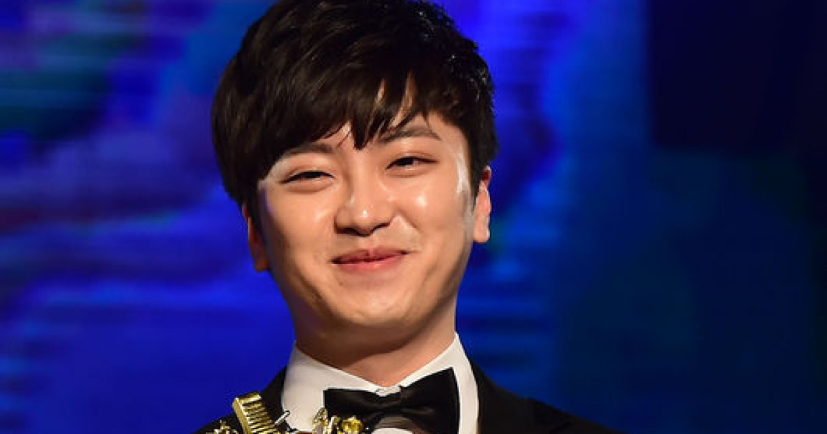 [사진]BJ 효근,'BJ 대상받고 미소가 절로' (아프리카TV 시상식)