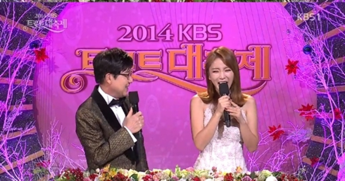 [KBS 트로트대축제] 홍진영 "올해 큰 수확? MC 자리에 서있는 것"