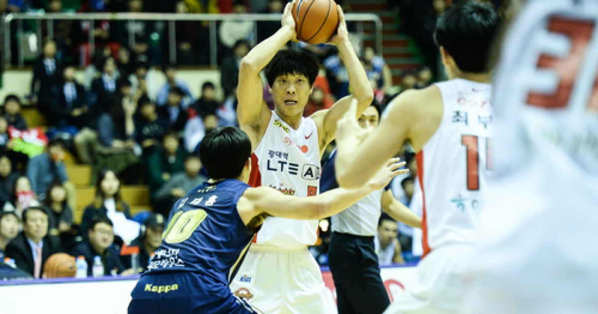 '진땀승' SK, KCC 7연패 수렁에 빠뜨리다