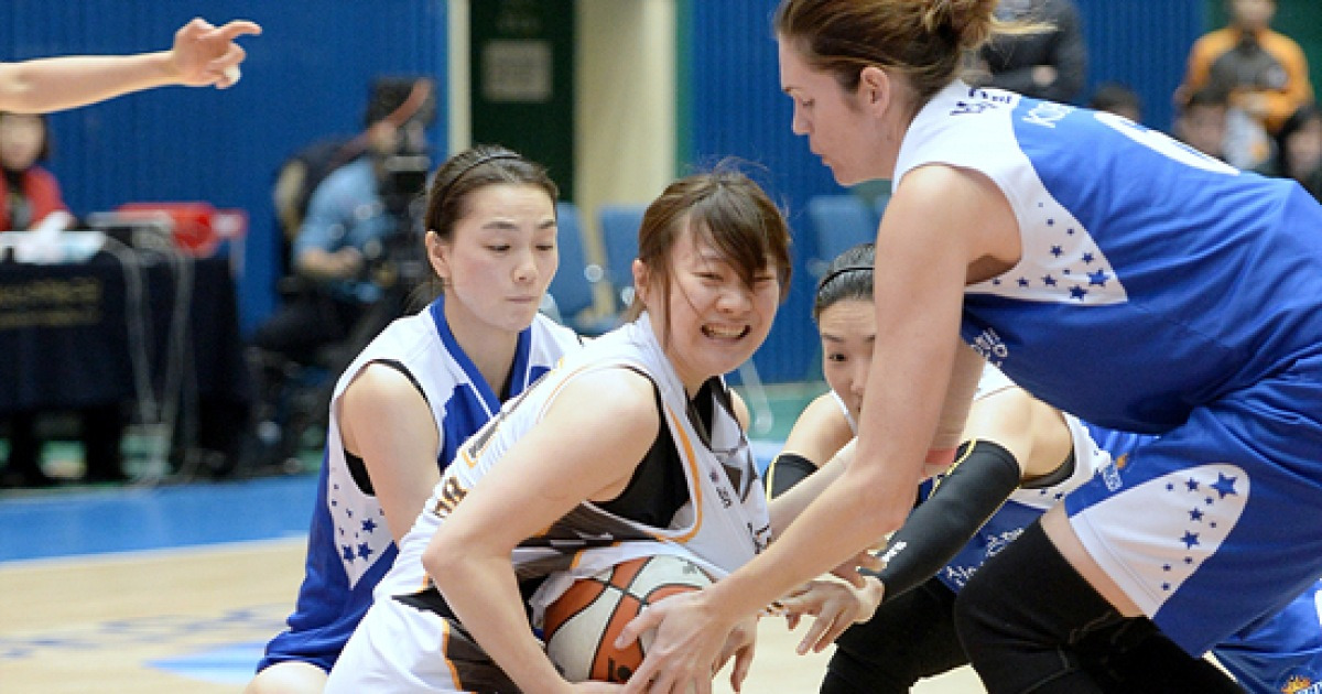 [WKBL] 김진영, '패스해 줄곳이 안보여'