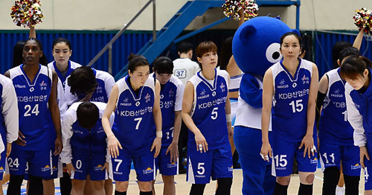 꼴찌 KDB생명 '14년 마지막날, 기분좋은 승리' [MK포토]