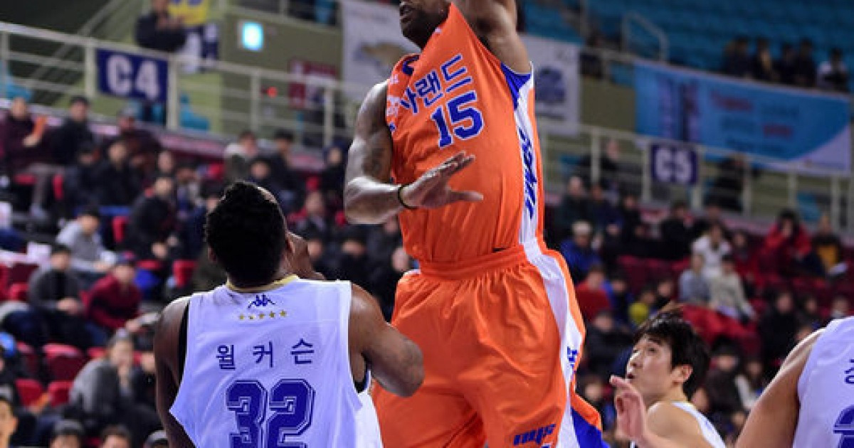 '포웰 4Q 폭발' 전자랜드, KCC 상대 짜릿한 대역전승