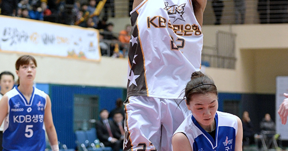 '비키바흐 더블더블' KB, KDB생명 꺾고 2연승 질주