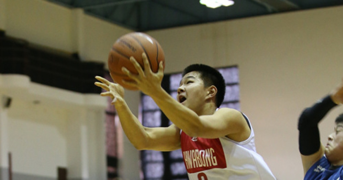 [15KBL] 공중에서 이중 동작을 펼치며 공격을 시도하는 '김민규'