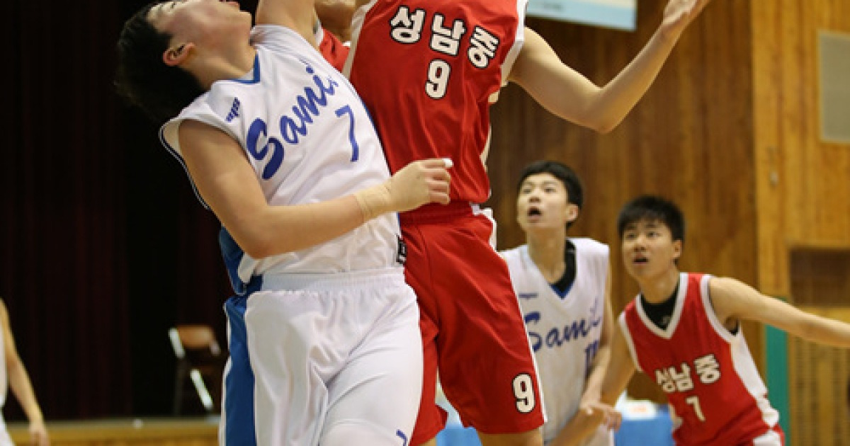 [15KBL] 상대보다 먼저 뛰어 올라 볼을 잡는 성남중 '윤재환'