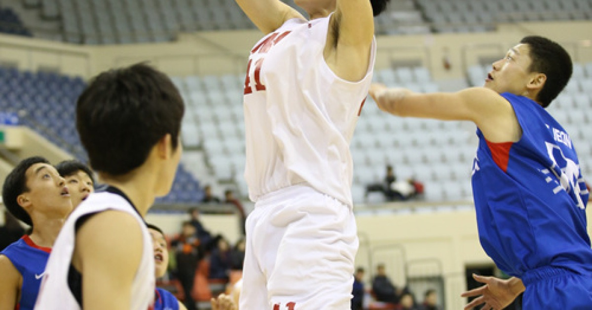 [15KBL] 육중한 몸으로 골밑 공격을 펼치는 휘문고 '이상현'