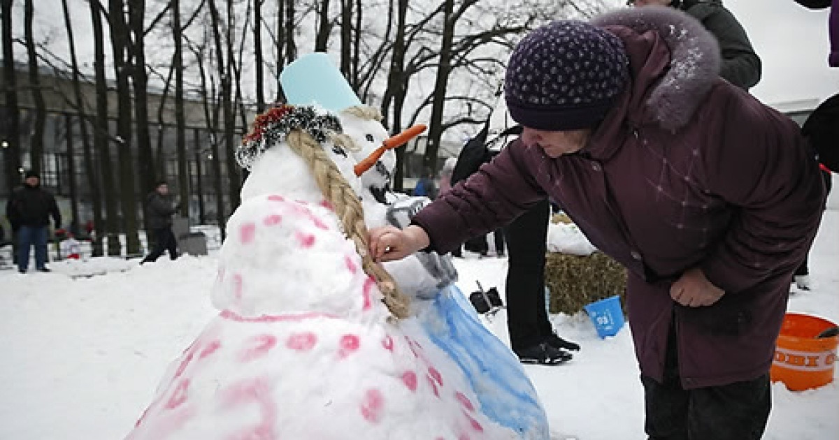 RUSSIA SNOWMEN BATTLE