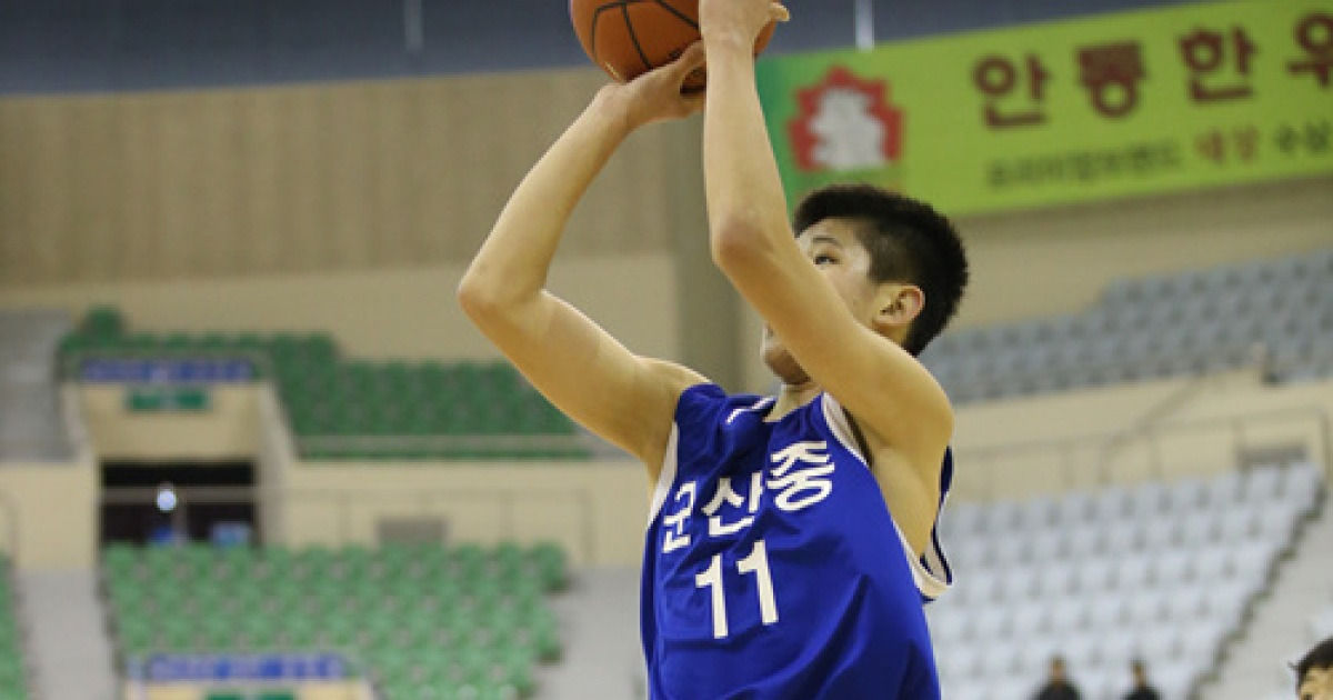 [15KBL] 돌파 후 점프슛을 시도하는 군산중 '박혁문'