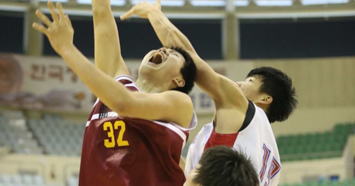 [15KBL] 파워풀한 골밑 공격을 펼치는 용산고 '이윤수'