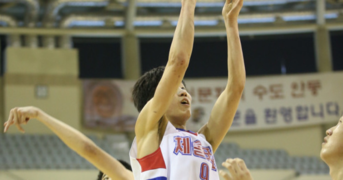[15KBL] 이윤수의 수비 앞에서 골밑 공격을 펼치는 제물포고 '금기현'