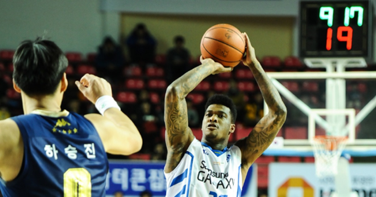 [게임 리뷰] '비켜줄래?' 삼성, KCC 9연패 몰아넣고 공동 9위