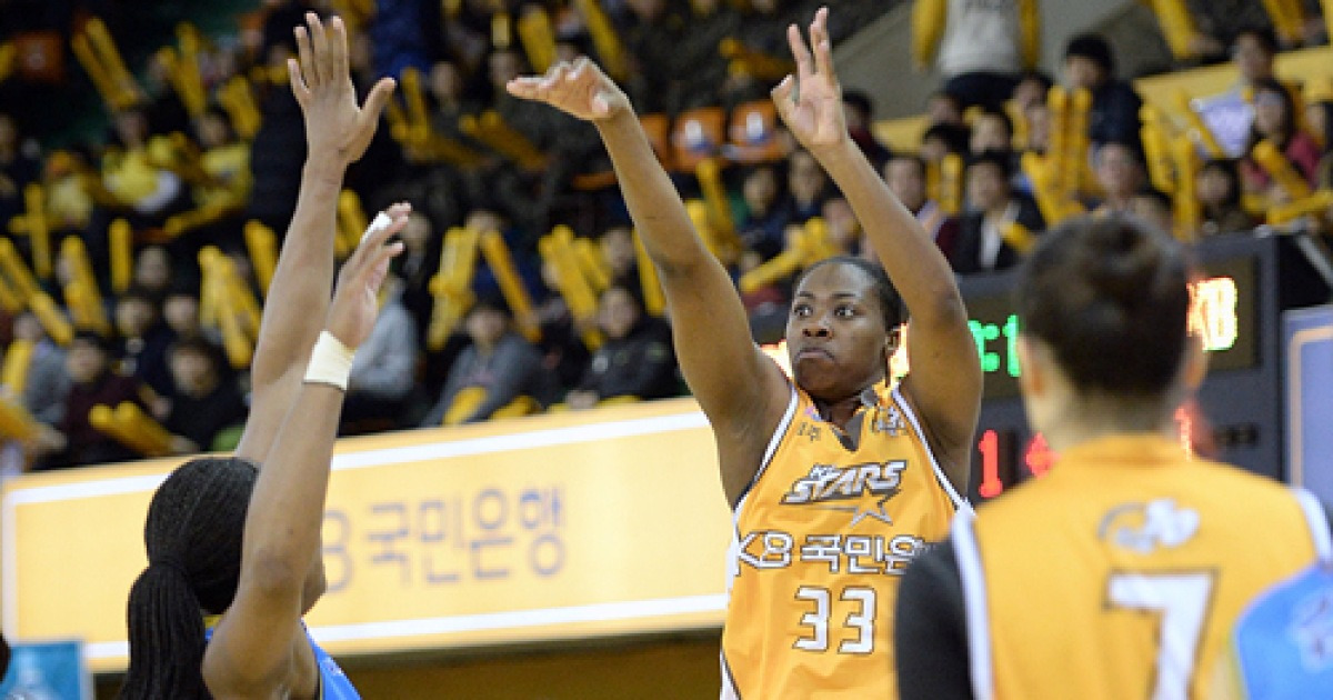 [WKBL] 스트릭렌, '과감한 3점슛'