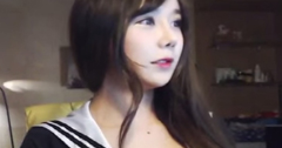 [유튜브] BJ 열매, 세라복 입고 글래머 몸매 과시