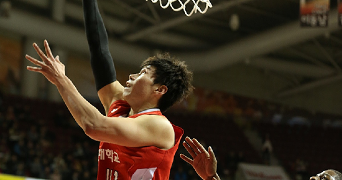 '박찬희-오세근 36득점 합작' KGC, KCC 10연패 빠뜨려