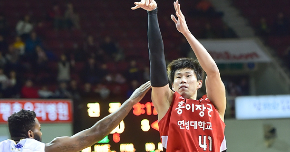 '오세근 17점' KGC, KCC에 연패 안기고 오랜만에 홈승