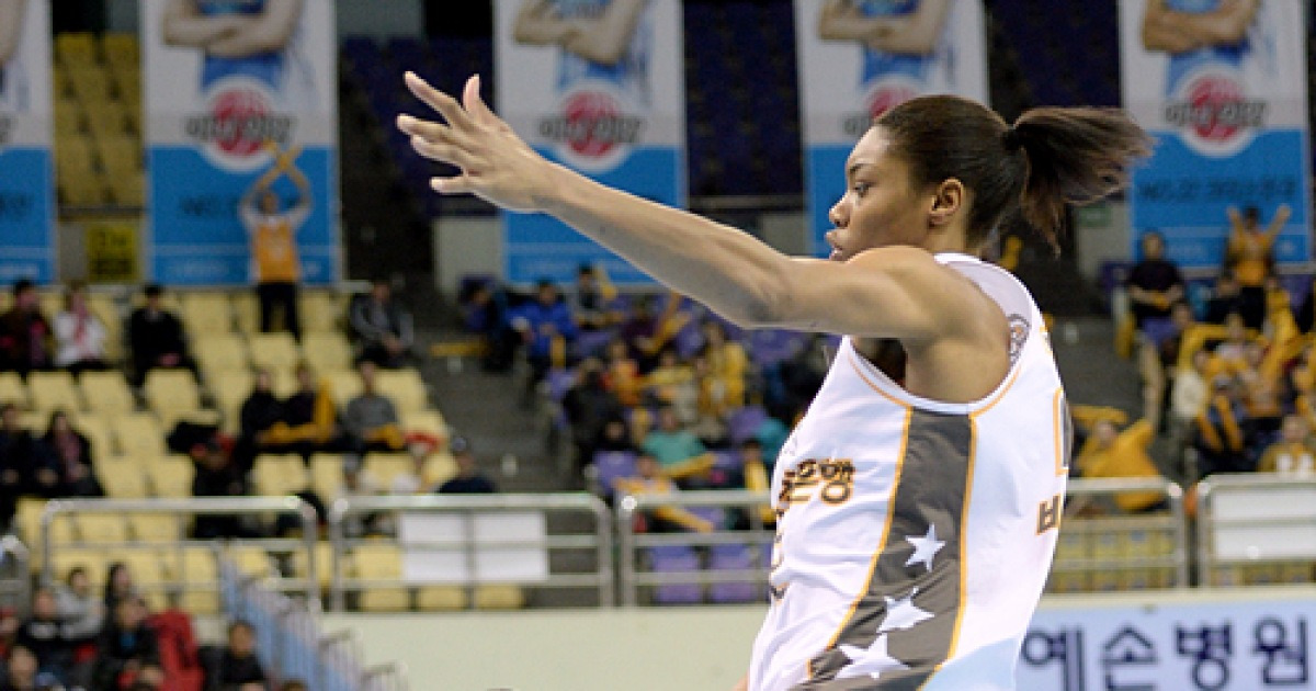 [WKBL] 토마스, '니킥? 농구야 격투기야'