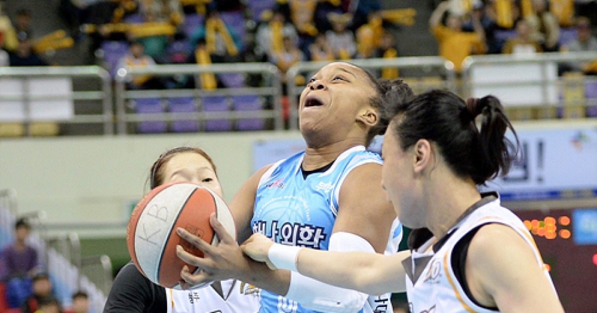 [WKBL] 심스, '팔을 치면 파울이지'