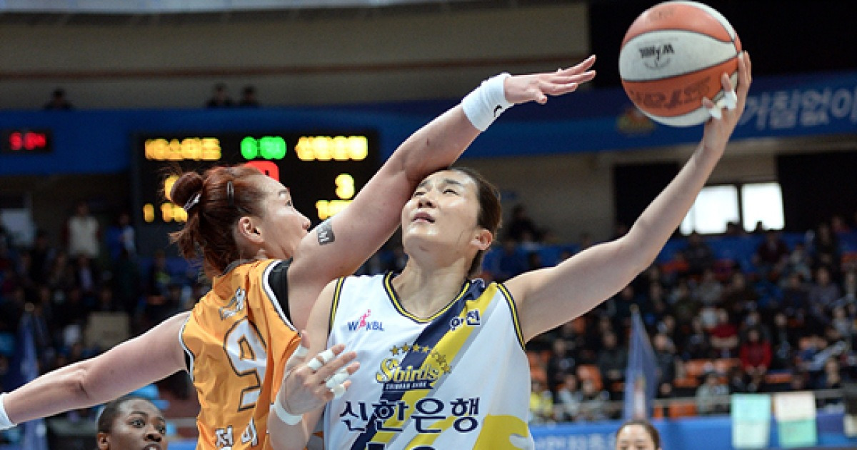 [WKBL PO1차전] 신정자, '내 머리를 막는 이팔은 누구 팔?'