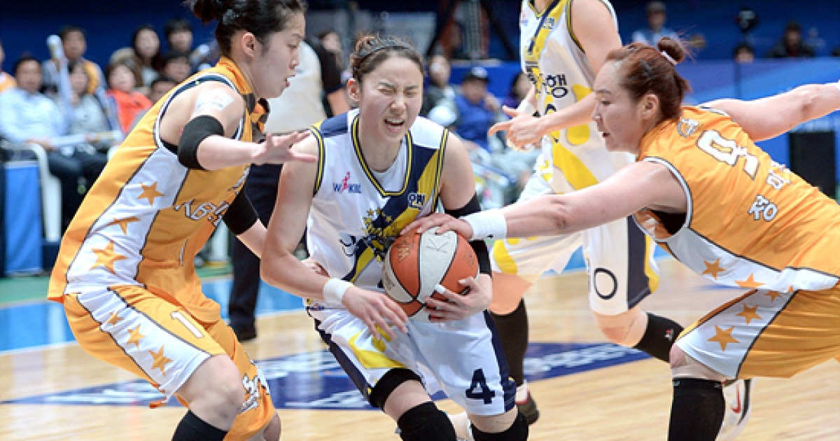 [WKBL PO1차전] 최윤아, '눈 감고 돌진'