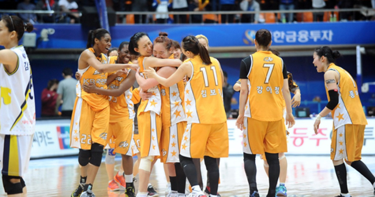 [WKBL P01차전] 변연하-정미란 환호, KB스타즈 54-51로 1차전 승리