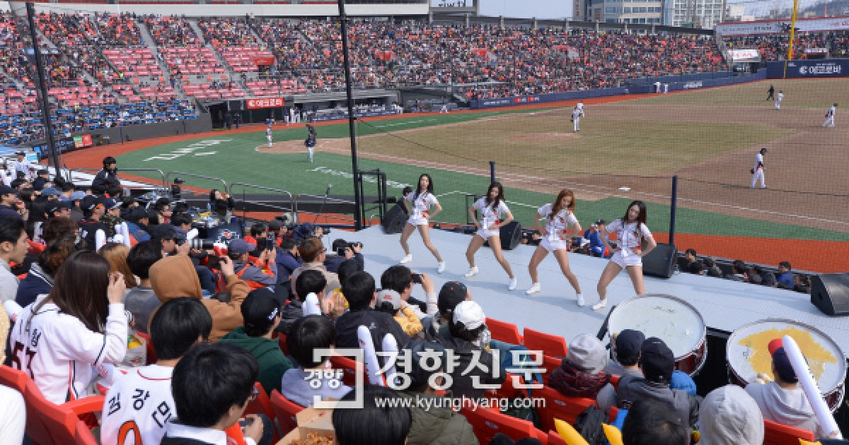 [경향포토]kt wiz 치어리더 많은 관중들 앞에서 위아래 공연