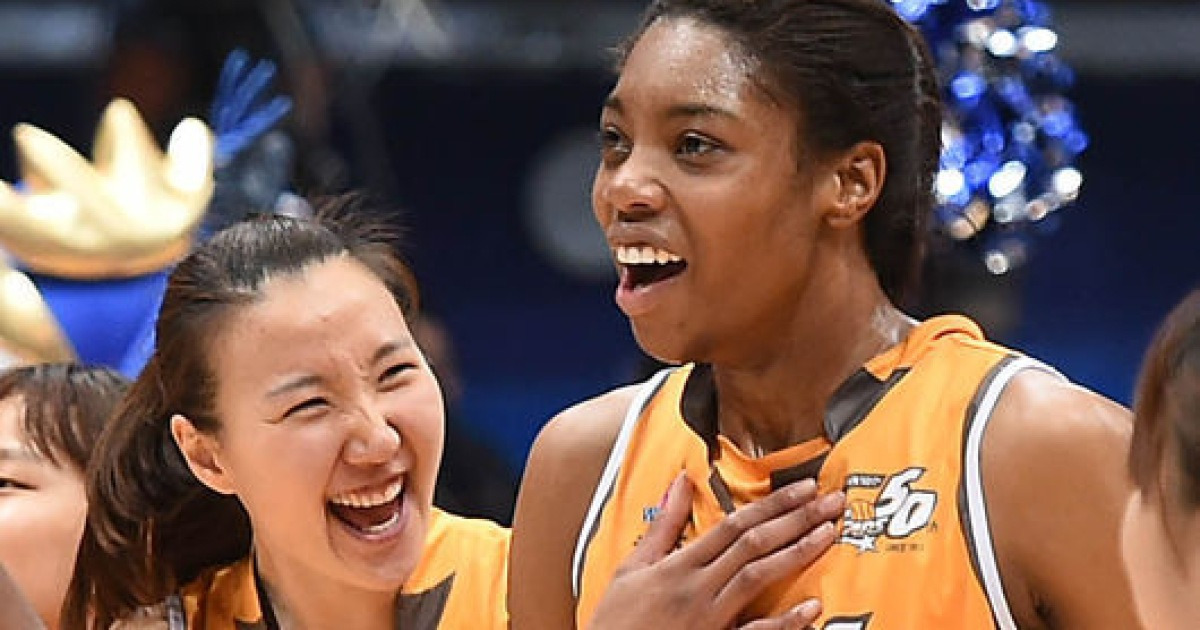 [사진]KB PO 1차전 승리 비키바흐,'가슴이 진정이 안돼'