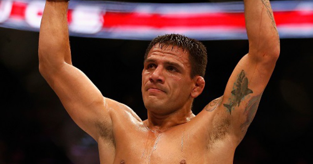 도스 안요스, UFC 18전 만에 라이트급 챔피언