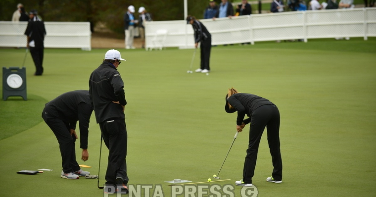 [포토] 퍼팅 훈련하는 미쉘 위 - LPGA JTBC 파운더스 컵 2015 (4)