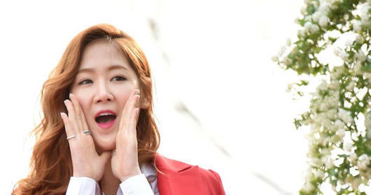 [사진]씨스타-소유,'결혼 축하드려요~'