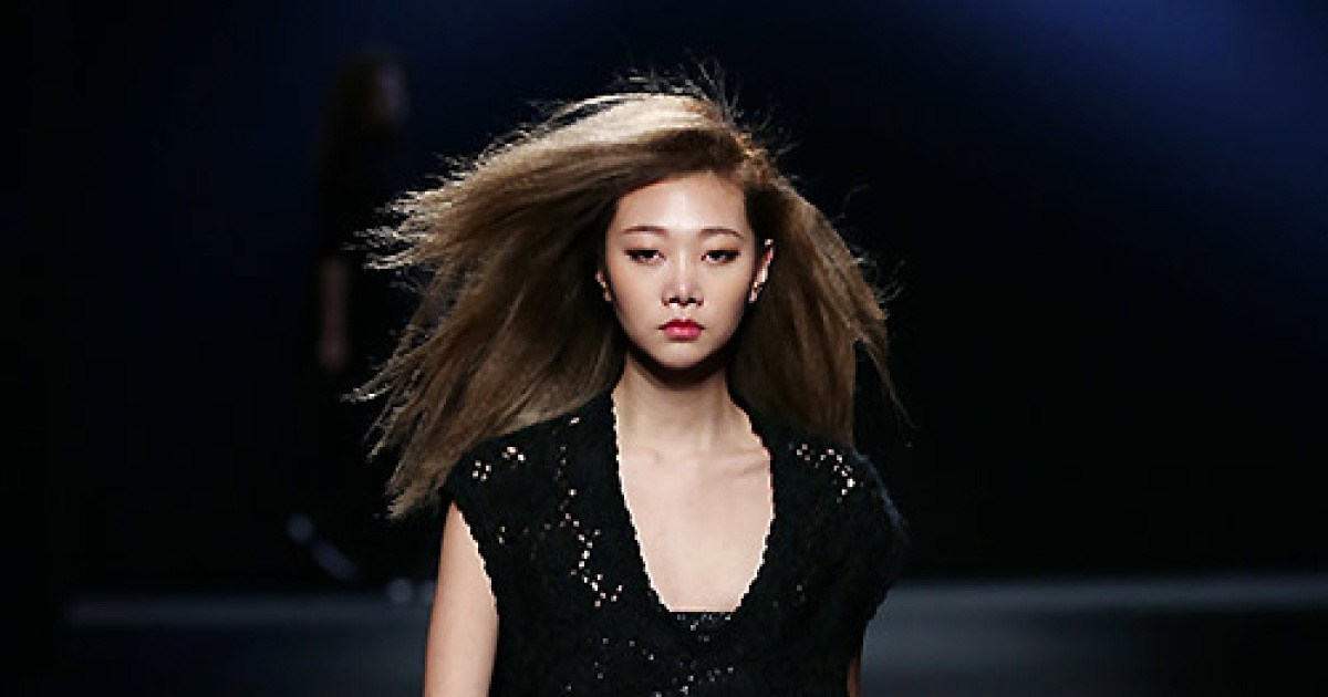 [bnt포토] 엔쥬반 15 F/W 컬렉션 '강렬한 블랙 카리스마'