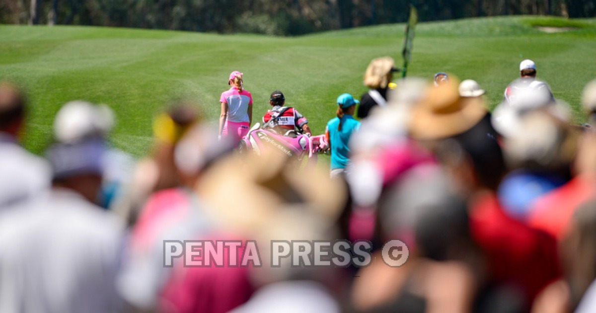 [포토] 선수를 따르는 갤러리들 - 2015 LPGA 기아 클래식 마지막 라운드 (45)