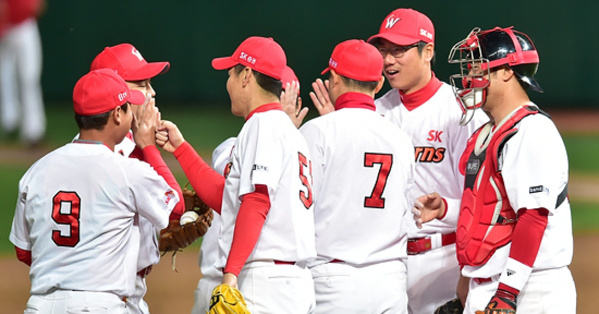 '윤희상 호투' SK, NC에 3-2 신승