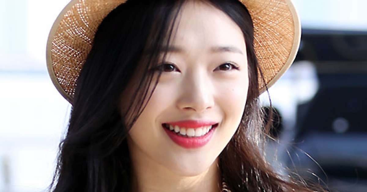 [bnt포토] 설리, 강렬한 붉은 입술에 눈부신 미소~