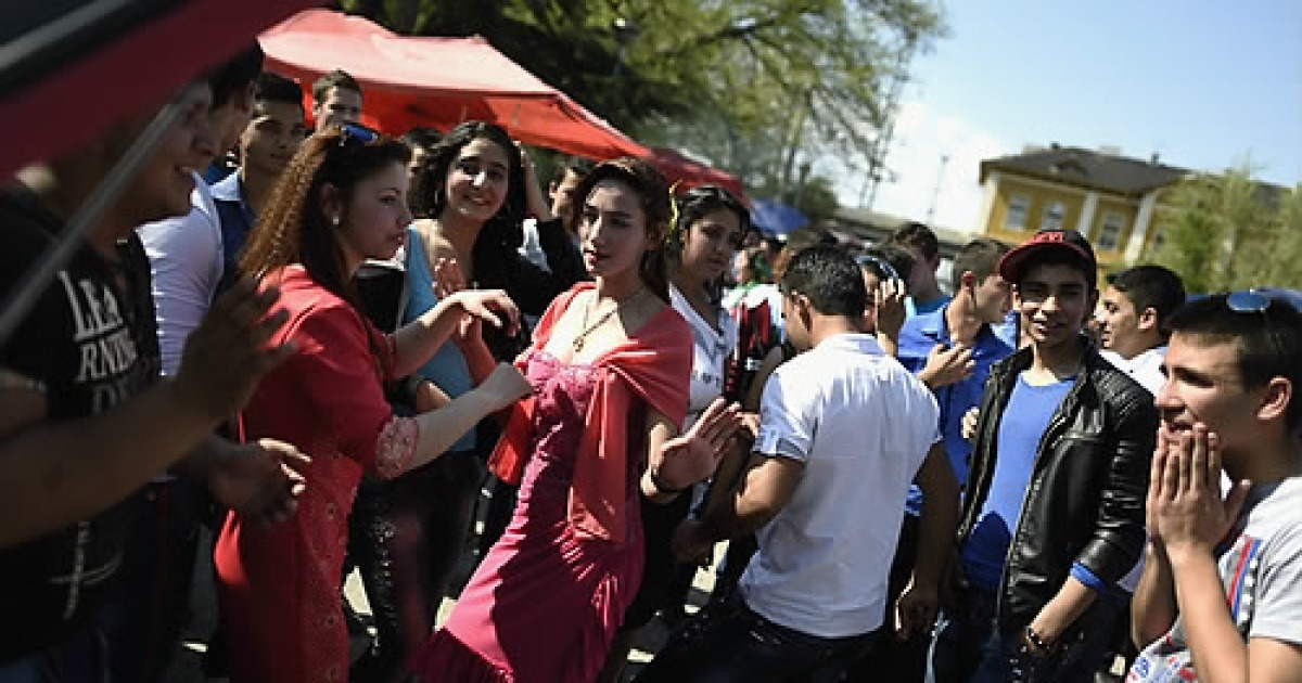 BULGARIA ROMA SOCIETY BRIDES MARKET