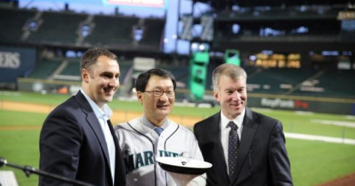김덕용 KMW회장, MLB 텍사스vs시애틀전 시구..타석엔 추신수 나서