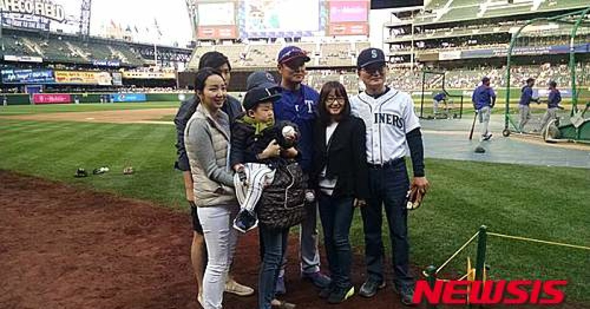 [MLB]세이프코필드 조명등 교체 기념시구한 KMW 김덕용 회장