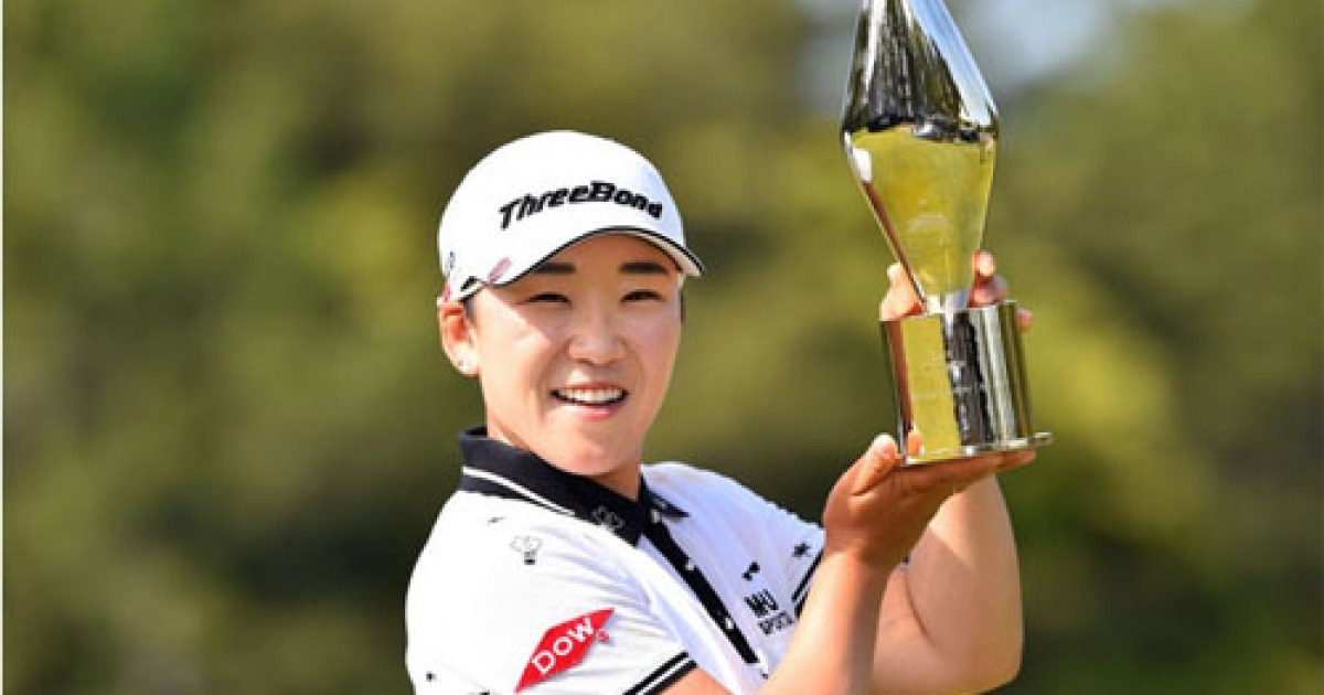 신지애, 사이버 에이전트서 시즌 첫 승..JLPGA 통산 10승