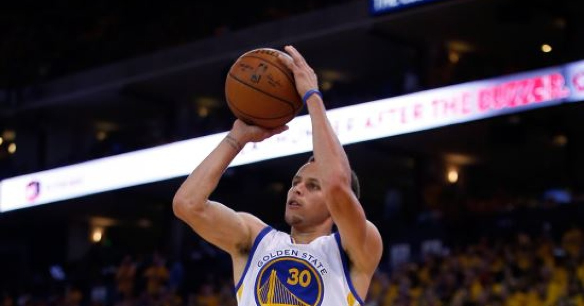[NBA] '3점슛 달인' 커리, GSW 55년의 한 풀다..정규시즌 MVP 선정