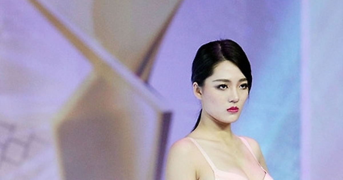 [포토]중국 모델 Gan Jia Yue, 트로피보다 섹시한 란제리 자태