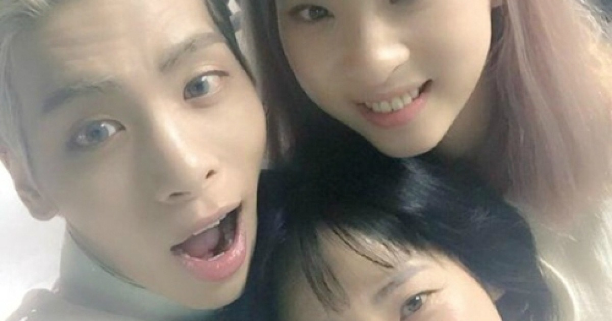 샤이니 종현 콘서트 의상 입고 엄마 누나와 단란한 가족 인증샷 훈훈