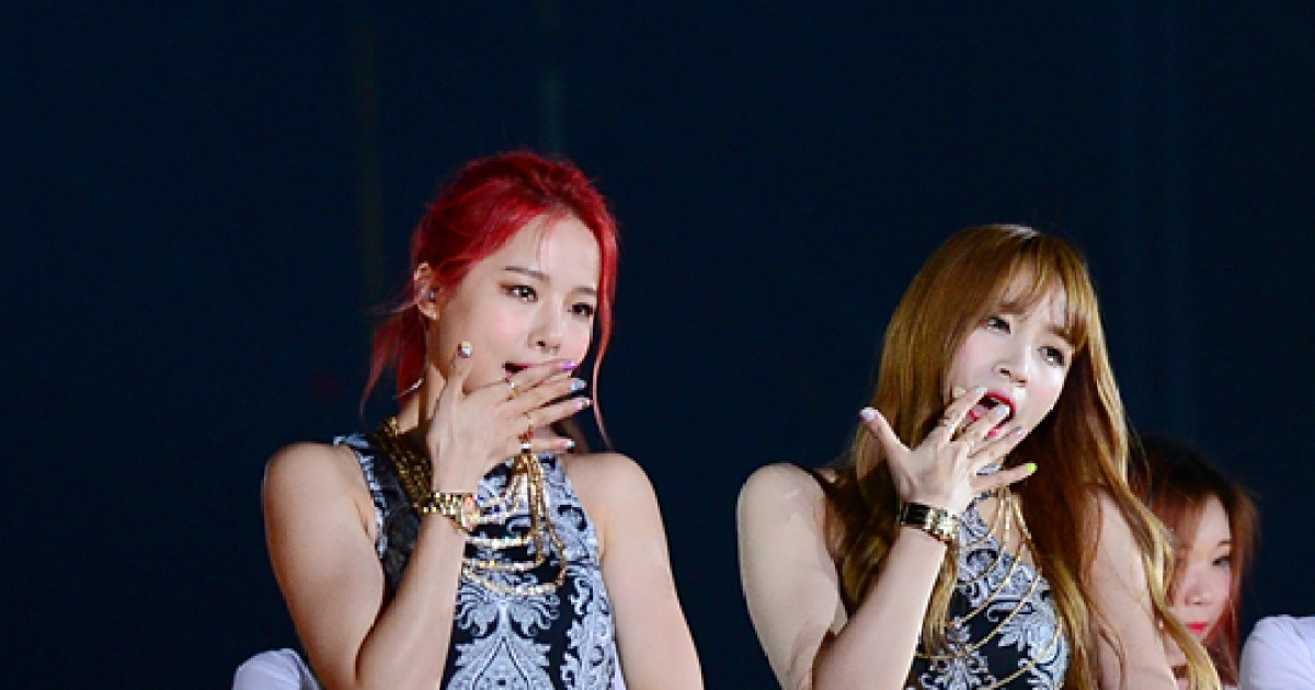 [TD포토] EXID 솔지-하니 '섹시한 복근 대결' (드림콘서트)