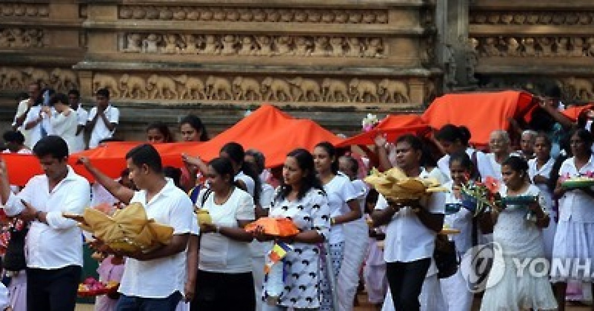 SRI LANKA TRADITIONS POYA DAY